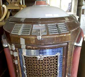 Seeing beauty beneath the grime of beat-up jukebox - Auction Finds