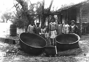Reader asks about old black cast iron wash pot - Auction Finds