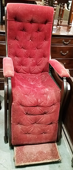 A vintage velour recliner that drew oohs - Auction Finds