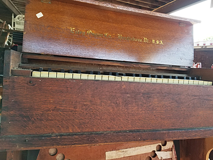 A wooden folding organ to carry on your travels - Auction Finds