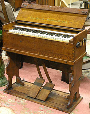 A wooden folding organ to carry on your travels - Auction Finds