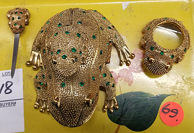 A family of gold frogs with emerald rhinestones - Auction Finds